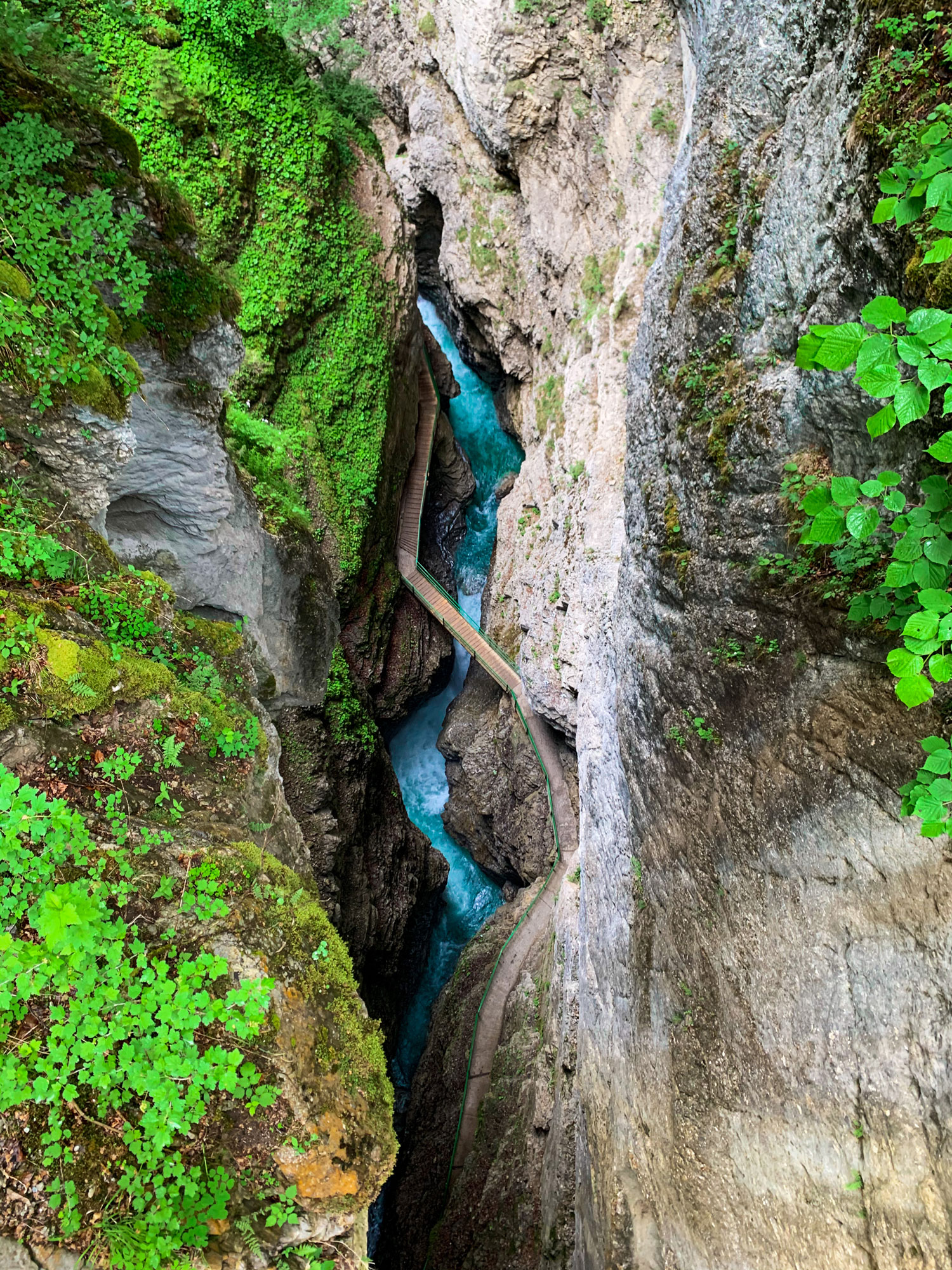 Klamm von oben – HOME of TRAVEL