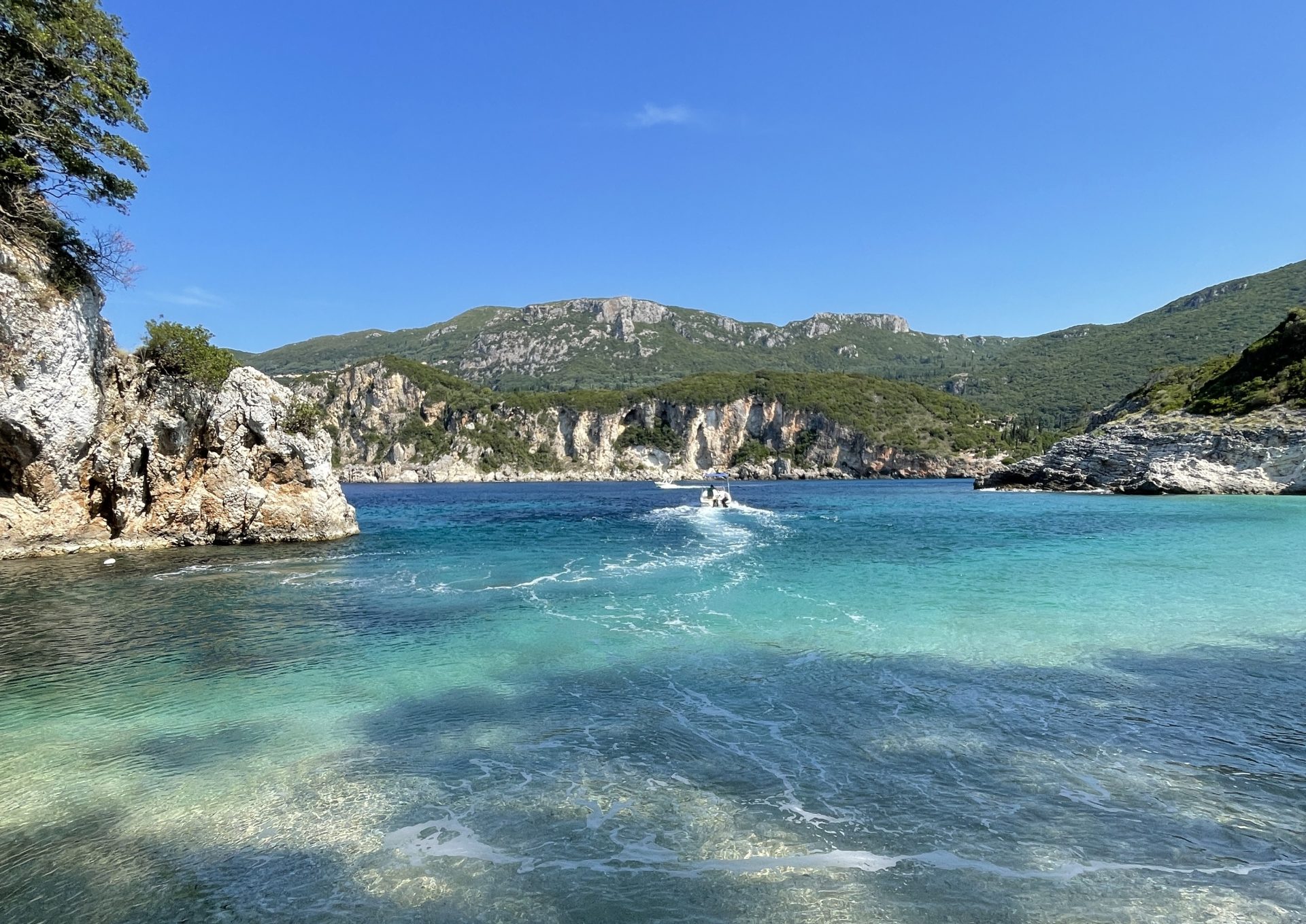 Strandabschnitt am Rovinia Beach – HOME of TRAVEL