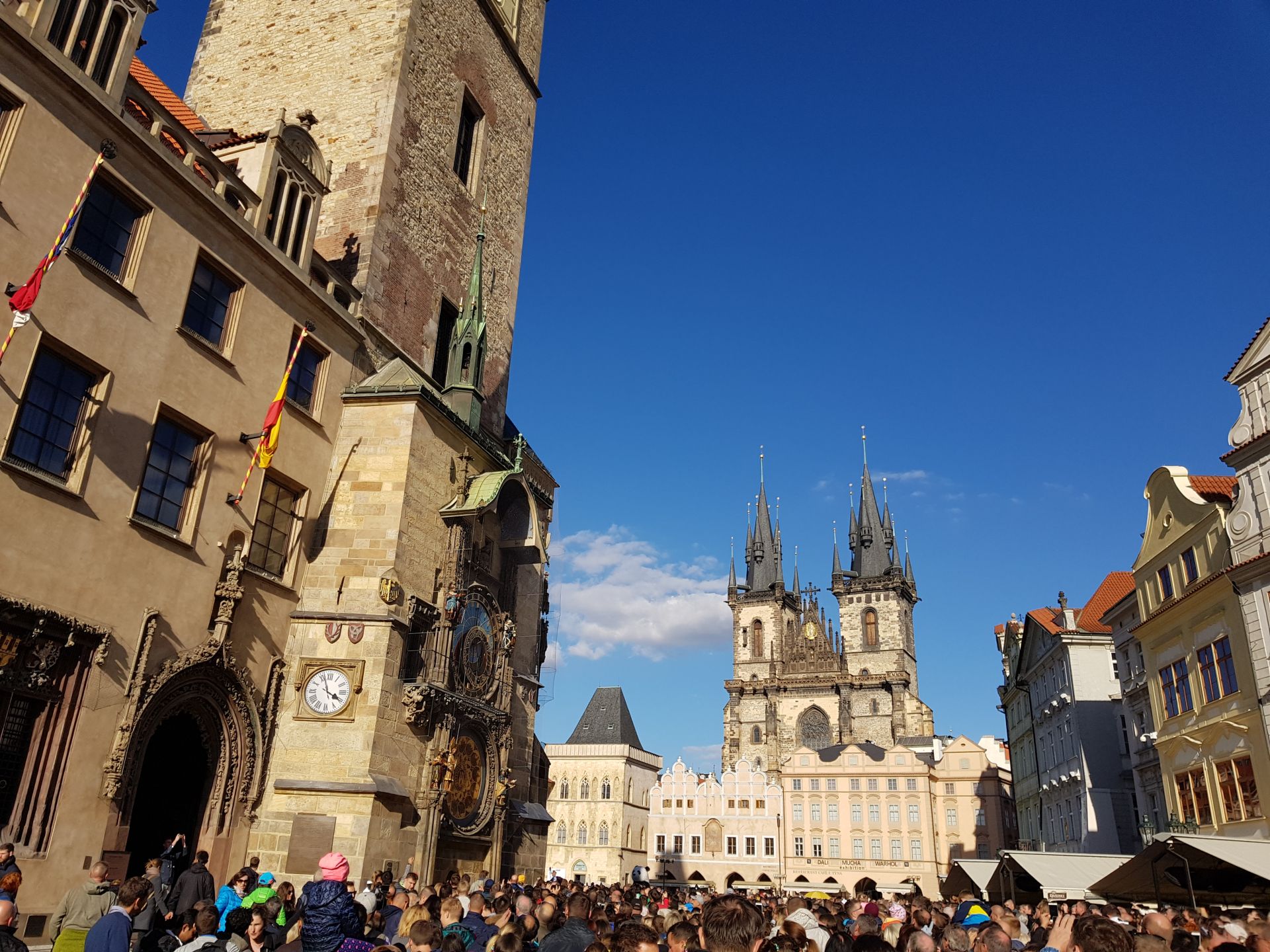 Altstädter Ring mit Prager Rathausuhr und Teyn-Kirche – HOME of TRAVEL
