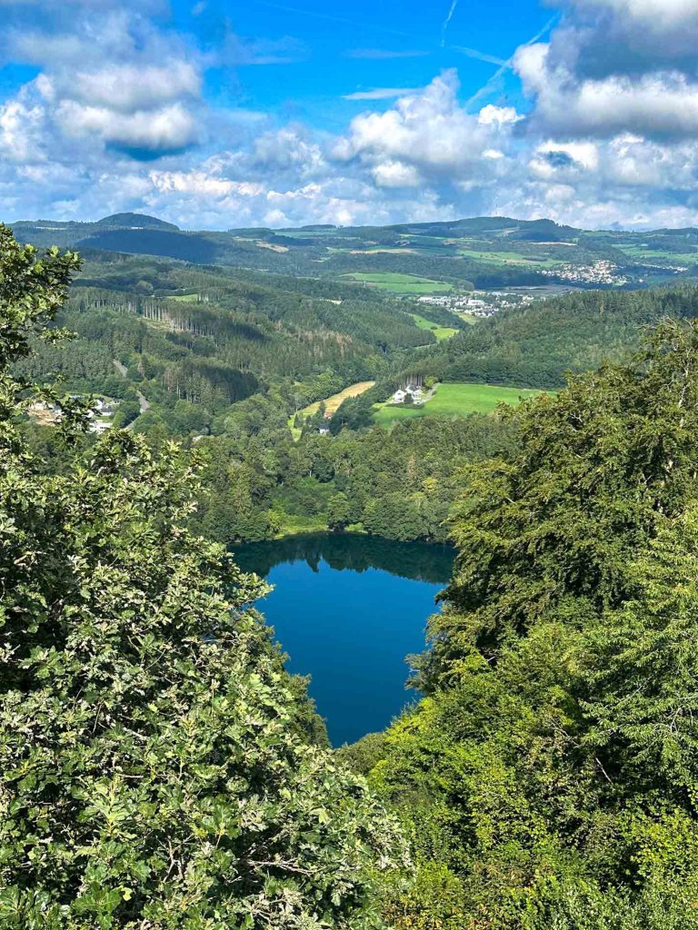 Dauner Maare: Rundwanderung um Vulkanseen in der Eifel – HOME of TRAVEL
