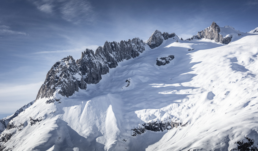 Schroffe Felsen oberhalb des Großen Aletschgletschers – HOME of TRAVEL