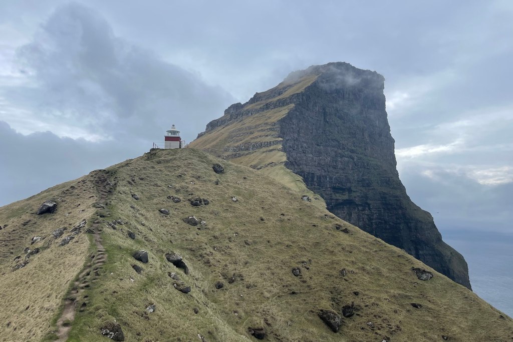 Leuchtturm von Kallur: James Bond auf Färöer-Inseln – HOME of TRAVEL
