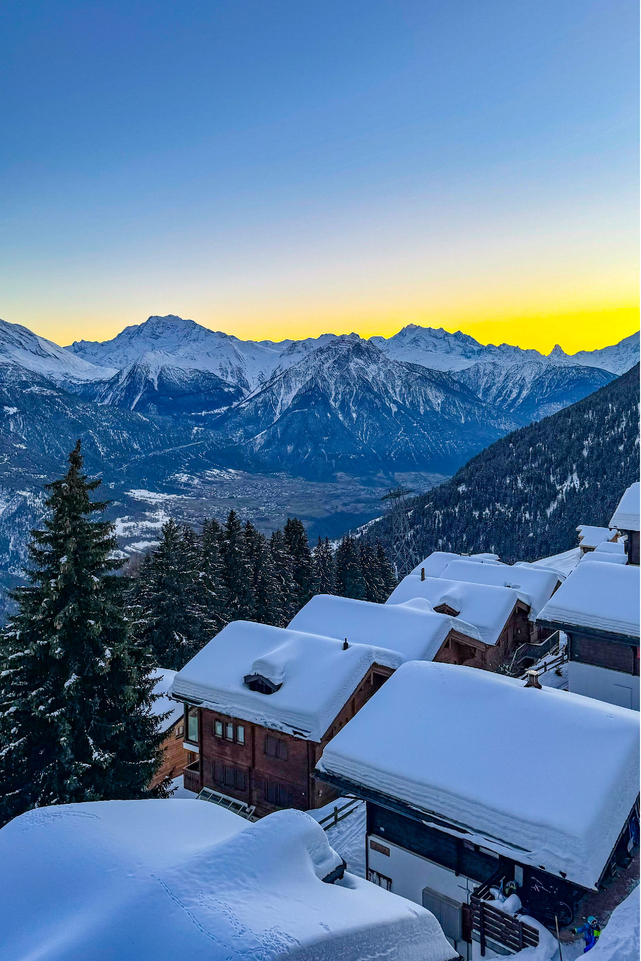 Blick von der Riederalp ins Rhonetal bei Sonnenaufgang, Aletscharena ...
