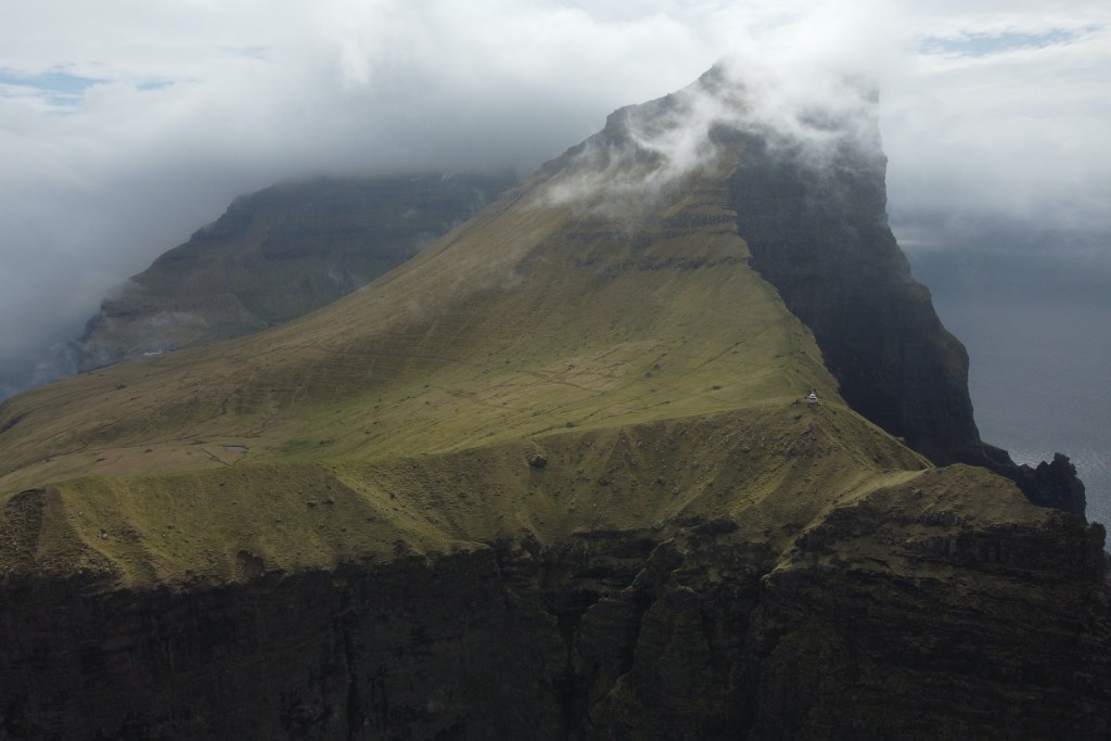 Leuchtturm von Kallur: James Bond auf Färöer-Inseln – HOME of TRAVEL