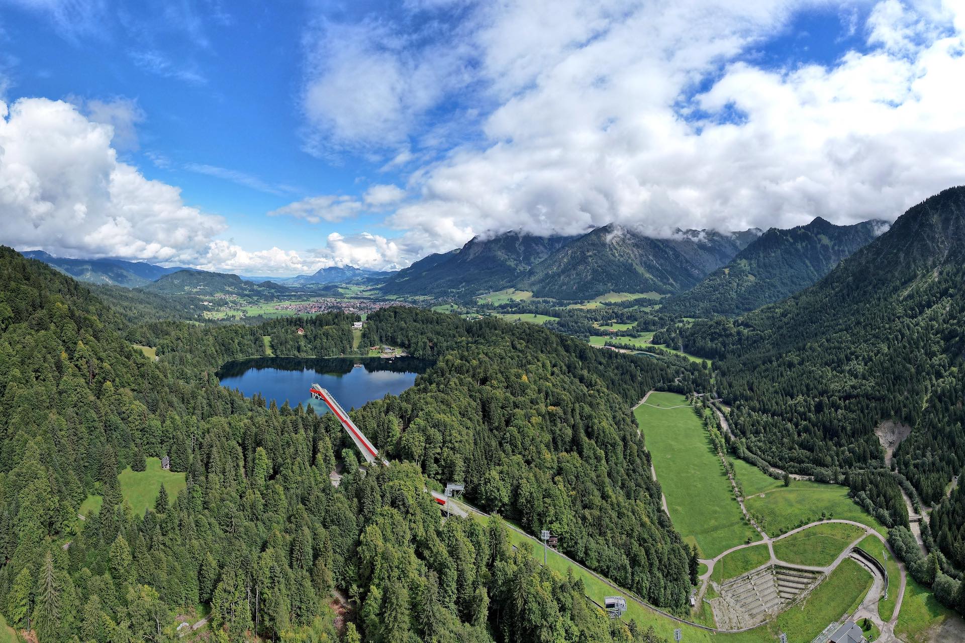 Oberstdorf, Skiflugschanze mit Freibergsee – HOME of TRAVEL