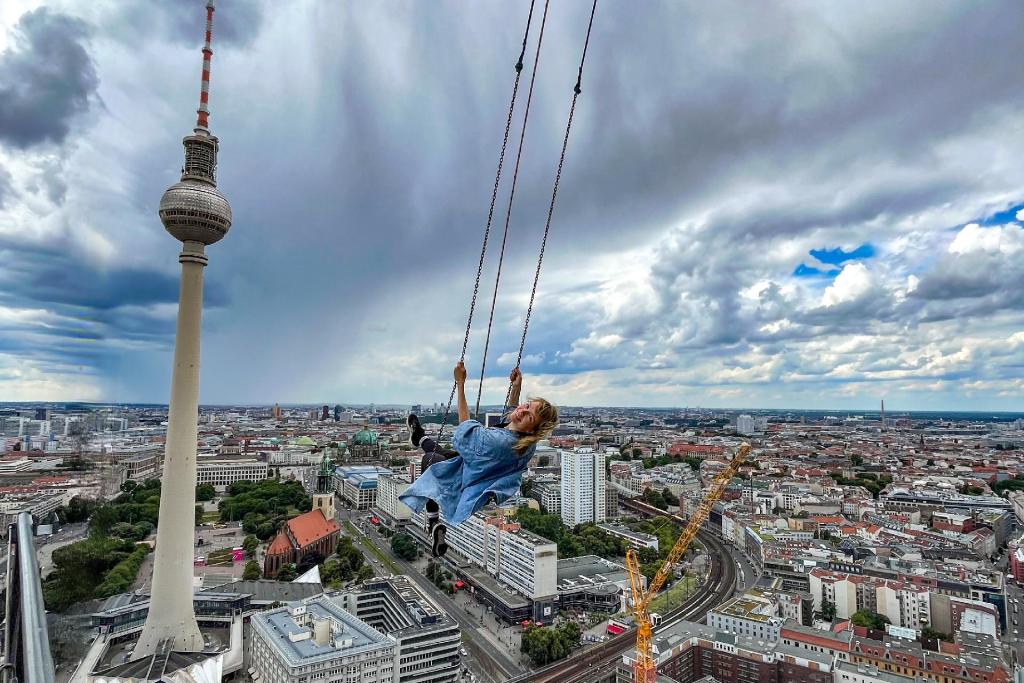 High Swing in Berlin: Europas höchste Schaukel (120 m) – HOME of TRAVEL