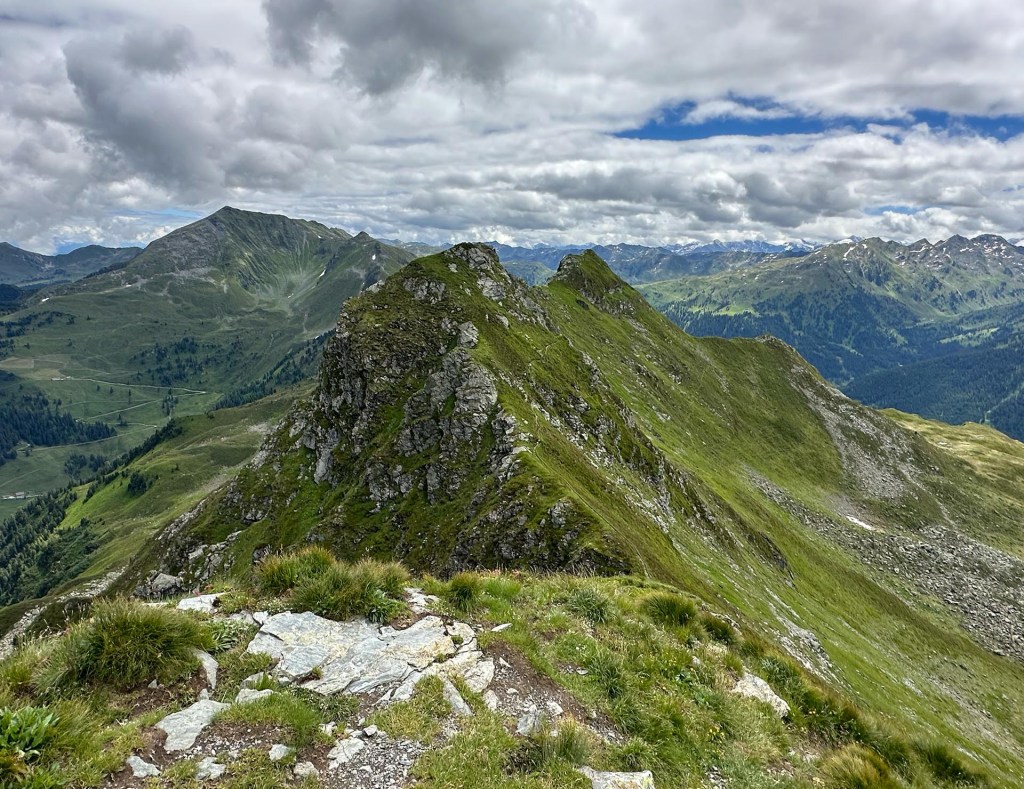 Gratwanderung auf 2.000 m Höhe zu den Sagtaler Spitzen – HOME of TRAVEL