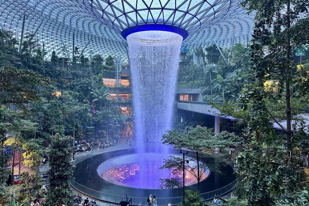 Changi Airport: Größter Indoor-Wasserfall der Welt in Singapur – HOME ...