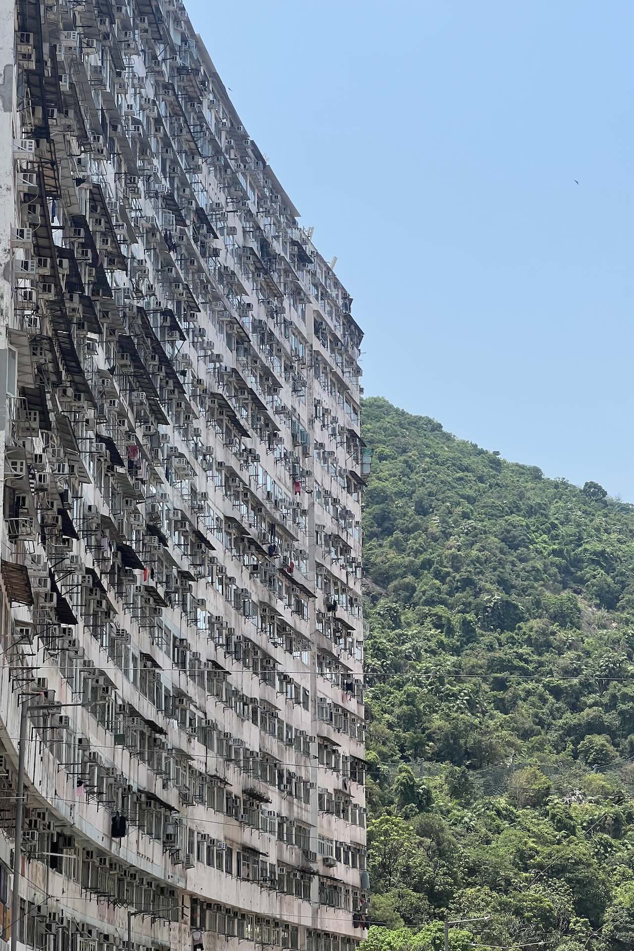 Die Vorerseite vom Monster Gebäude – HOME of TRAVEL