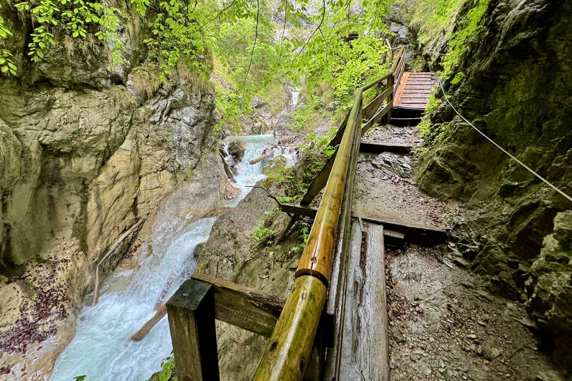 Am Wasser entlang,Türkisfarbenes Wasser,Wolfklamm, Tirol, Innsbruck ...