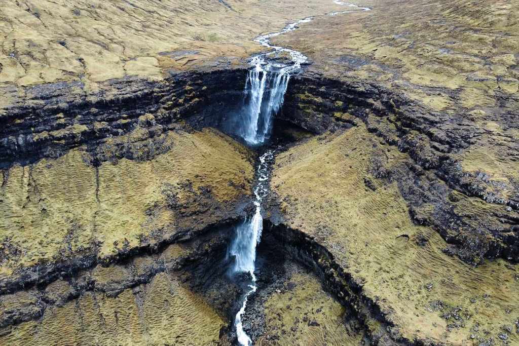 Fossá Wasserfall: Highlight auf den Färöer-Inseln